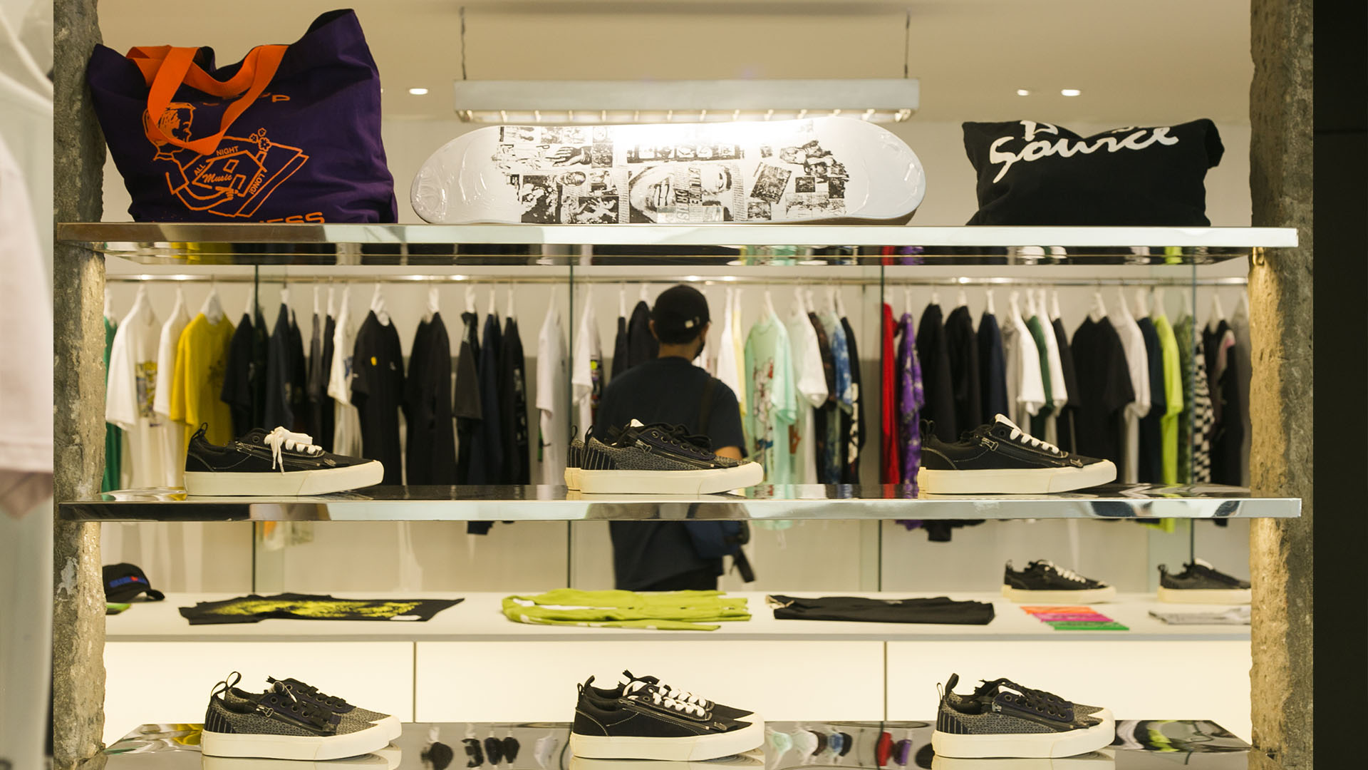 UNKL 347, Brand Kaos Lokal Kebanggaan Kota Kembang | Uncov - uncov.co.id