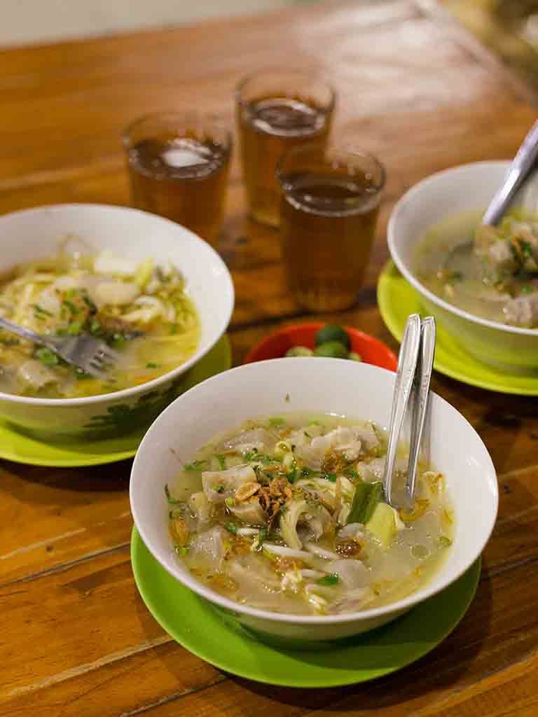 Nikmatnya Kuliner Khas Bandung Mih Kocok Mang Dadeng | Uncov - uncov.co.id