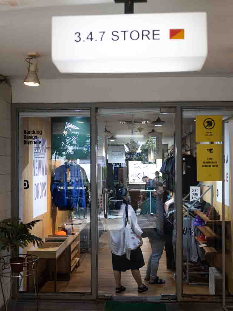 UNKL 347, Brand Kaos Lokal Kebanggaan Kota Kembang | Uncov - uncov.co.id