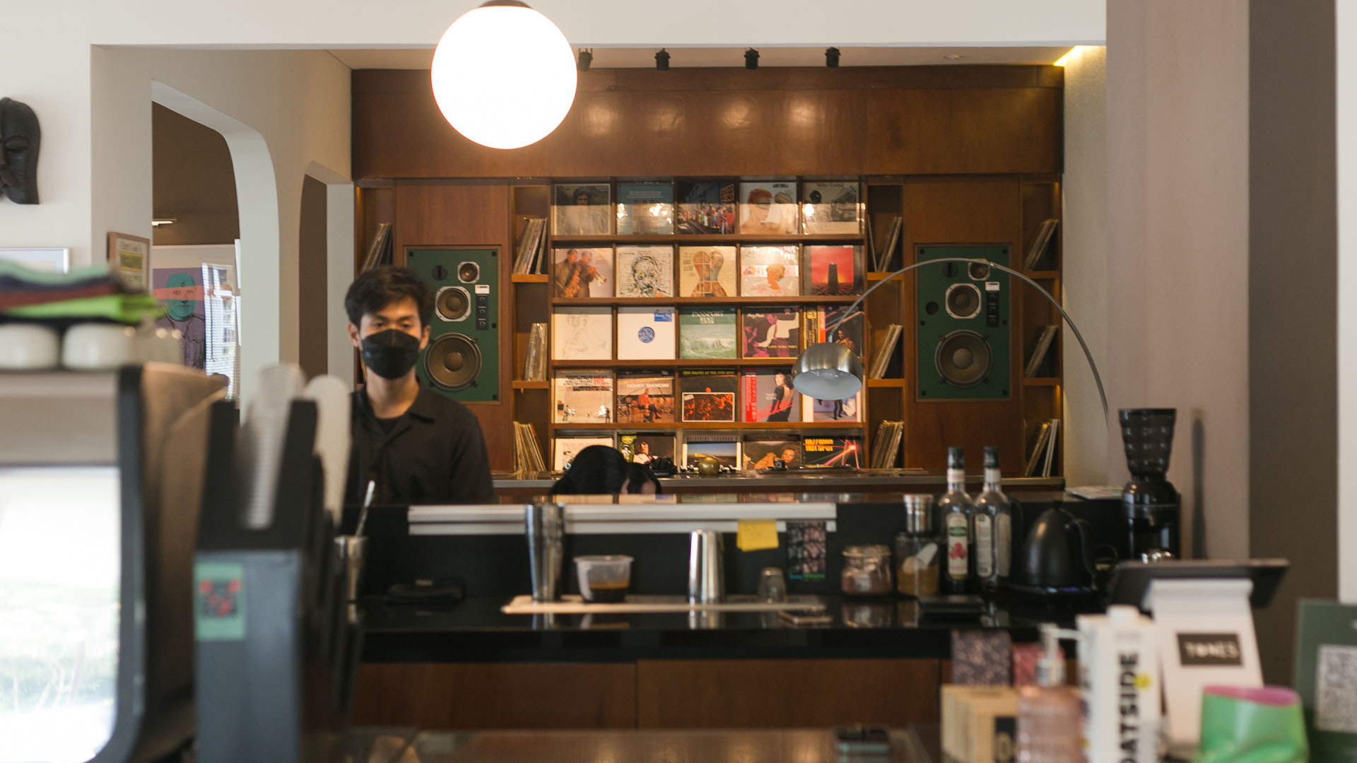 TONES No.6, Cafe Bergaya Vintage untuk Menikmati Kopi dan Musik | Uncov ...