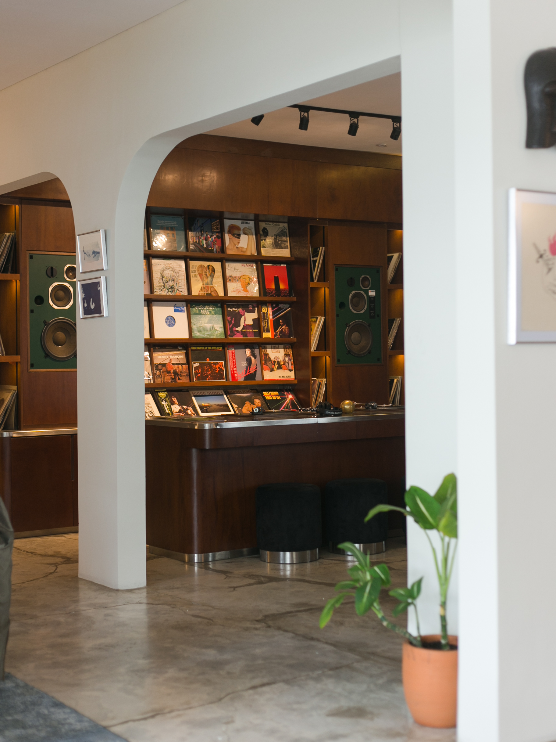 TONES No.6, Cafe Bergaya Vintage untuk Menikmati Kopi dan Musik | Uncov ...